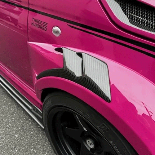 説明「+110mmのド迫力」既存のオーバーフェンダーキットに手を加え、進化させた製品。 従来品の片側+35mmから+55mmへと更に大型化し、好評だった部分の面影は残し、新たな挑戦を取り組んだ新スタイルはTYPE-2へと進化、ド迫力のワイド...