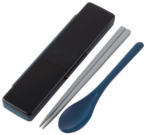 サイズ:箸＝長さ21cm スプーン＝全長19.7cm ケース＝幅21.8×奥行5.5×高さ1.9cm セット内容:箸＋スプーン＋ケース /生産国:日本 ケースの中で箸が動く音が鳴りにくいクッション付きの箸箱 銀イオンAG+抗菌剤練り込み加工...