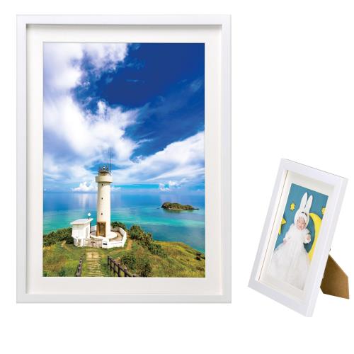 とんな写真にも合う端正でシンプルなデザインの木製フレーム マット紙外寸法 : W245×H332mm マット紙抜き寸法 : W190×H277mm 前面板 : ガラス 吊ヒモ付属 厚紙製白色上下箱入り 背面スタンド付 額縁外寸法:W267×...