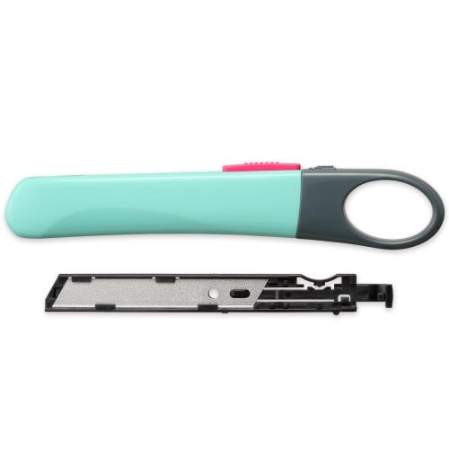 新発想! 折らなくても快適に長く使える「オランテ」本体(パステルグリーン)と替刃(1枚)のセット商品 カッターの刃は折って使う物という従来のイメージを覆す、折らなくても使える新しいカッター「オランテ」。 最大の特長は、折り目の線がない新開発...