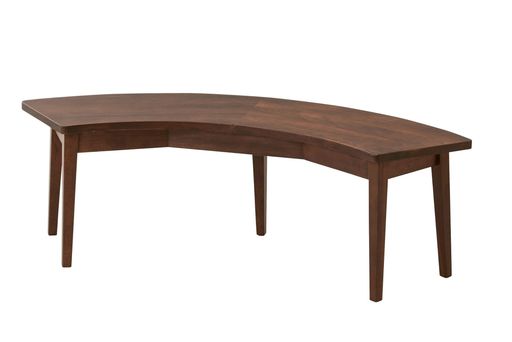 サイズ:幅133x奥行48x高さ42cm 材質:ホワイトアッシュ無垢(ウレタン塗装) 躍動感ある杢目が特徴的なホワイトアッシュ無垢材の迫力ある半円ベンチ ベンチはワンサイズで同シリーズのテーブル2サイズに共通でセット可能