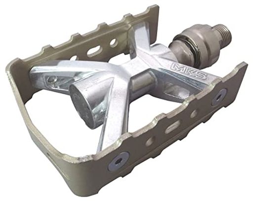 原産国:日本 材質:アルミ、スチール 製品サイズ:踏面 104x70mm、重量:414g(ペア) ペダル軸サイズ:9/16 アルミ製ボディ/両面ペダル。左右セット カップ&amp;コーンベアリング カラー:シルバー イージースーペリアシステ...