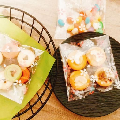 【素材】食品に直接接触できるOPP素材で作られており、厚さは5ミクロンです。 【サイズ】3つのサイズ(7x7cm、10x10cm、12x18cm)が選択可能で、接着部分の長さは3cmです。具体的なニーズに応じてサイズを選択できます。 【数量...