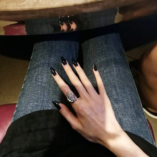 ベースデザインチップ24枚付け爪+接着剤。24枚付け爪&amp;12MMサイズもっと合わせ易いの10MMサイズを選んで付けてもいい爪を磨いてから付けます。現在オシャレな両面テープネイルはもっと簡単になる上、更に丁寧に使用する場合、何度も使い...