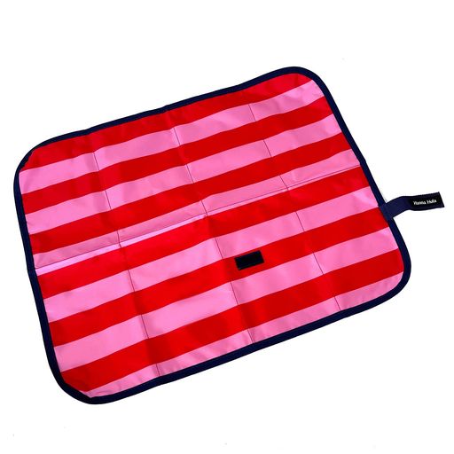横52x縦42cm70g 畳んだ状態:13x20x1.5cm ワンタッチテープでコンパクトに折りたたみ 撥水加工で水をしっかりはじいて汚れに強い 公共施設などのおむつ替え台でも広げられるサイズ