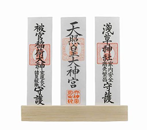 寸法: 約高さ4cmx幅28cmx厚さ3cm 材質:天然木。 場所をとらず、お札やお守りをお部屋にお祀りする事ができます。 一般的なサイズのお札(30センチ程度)であれば厚さ2センチまで安定して自立します。 商品内容: 神札立て・壁掛け金具...