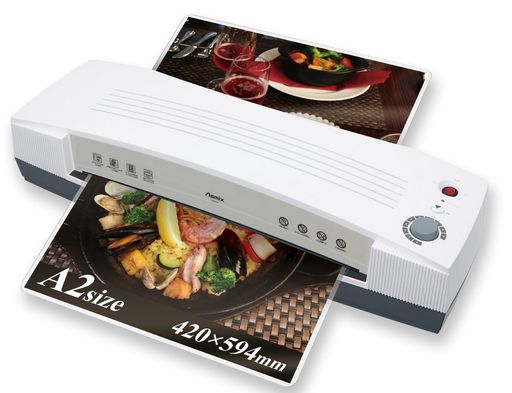 IDカードサイズのような小さなものからA2サイズの大判資料まで、幅広い用途で活躍します。 <便利な機能>30分操作がないと自動で待機状態になる「スリープ機能」でローラーの劣化を防ぎ、フィルム詰まりの際に便利な「逆転スイッチ」を搭...