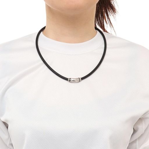 コラントッテ ネックレス クレストRにトップジョイントをコンパクト化したクレストR【ex】が加わりました。 金属部分の重量を約35%削減しているので、着け心地も軽やかでデザインもよりシンプルな印象です。 素材の色をいかしたシルバーと、イオン...