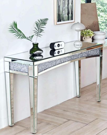【ダイヤモンドのような絶妙な輝き・おしゃれなミラーコンソールテーブル】天板にも脚にも銀メッキミラーが採用されているので、見た目が美しく、圧迫感も感じにくいため、お部屋にモダンでスタイリッシュな印象を与えられます。天板の縁にもキラキラ光るクリ...