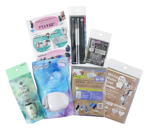 【キット内容】・UV-LEDレジン太陽の雫30g・UV-LEDハンディライト3・クリアボード(ライナーモールド2本付き)・ホワイトマットシール・スタンドジョインター(固定タイプ)・調色スティック・作り方説明書