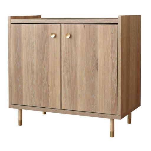 サイズ:幅80x奥行42x高さ74(cm) 材質:強化紙化粧繊維板プリント紙化粧繊維板真鍮ラバーウッド無垢材 製造国:日本 木目に特徴のあるナチュラル色を使用。ツマミと脚先に真鍮を配した、女性らしいデザイン。 ロボット掃除機も通れる脚の高さ...