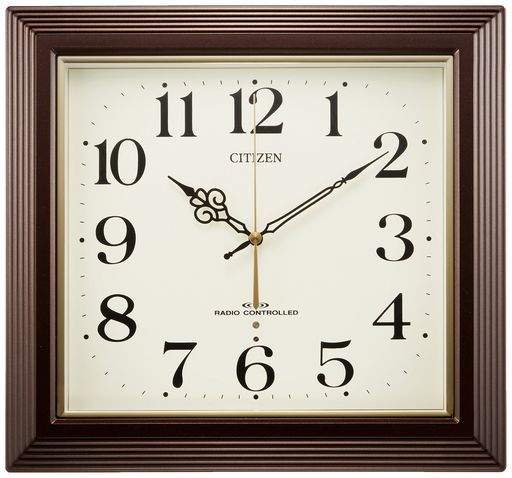 サイズ:32.8x34.8x5.2cm、質量:1.3kg 使用電源:単3形x2本(別売) 秒針:ステップ秒針 ムーブメント:電波時計 材質:プラスチック枠