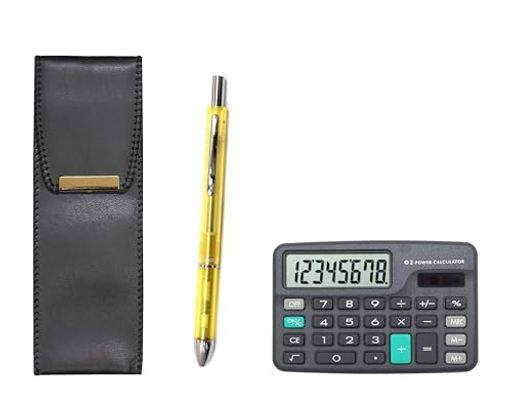電卓と 人工皮革ペンケースと3機能ペン(黒赤2色ボールペン+シャープペン)(黄軸)のセット。※ペンケースの中に電卓を入れる事は出来ません。 電卓:サイズ:104mmx68mmx7.5mm ボタン電池・ソーラー両用 ケース 材質:人工皮革 サ...