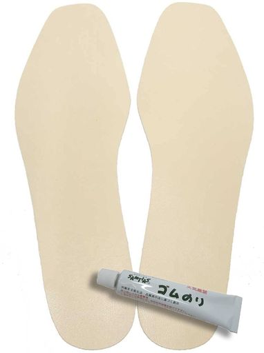 吸湿発散性 サイズ:(約)27cmx9cm/厚さ1mm※靴の大きさに合わせてカットしてください。素材:ゴート(ヤギの革)、生産国:日本、用途:張替えリペアに、サイズの微調整に。イメージチェンジに。セット:接着剤ゴムのりボンド20cc付 本革...