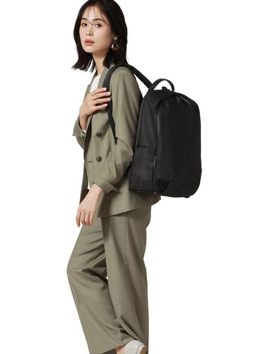 【仕様】ファスナー付きサイドポケットx2/背面クッション材入りPCポケット(内ポケットx4内蔵)/底部分:ファスナー付きマルチポケット/底鋲 【内仕様】内ポケットx4/ファスナーポケット/ファスナー開閉式仕切り/ペンホルダー 【重さ】630g