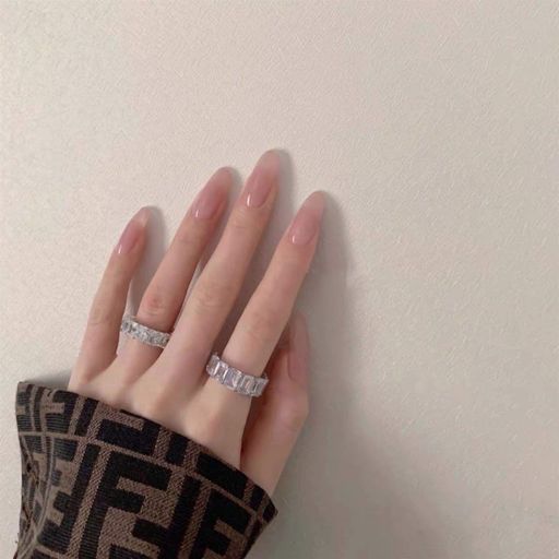 【新作】透け感のあるちゅるんとしたジェル素材なので、爪に貼るだけでまるで本物のジェルネイルのような見栄えに!貼るだけで本格的な凝ったデザインもできるのが魅力。ストーンやパーツもぷっくりリアルな質感が実現できます。 【貼るだけ簡単】最短15分...