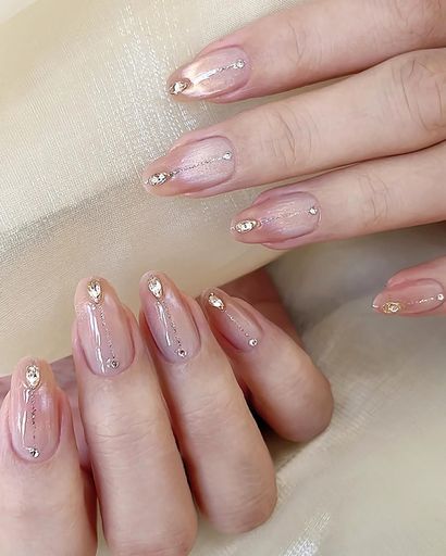 【内容】ネイルチップ30枚+付替え用両面テープ+取り外し用ウッドスティック1個+爪やすり1個。