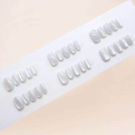 【自然なフィット感】エコABS素材を使用しており作ったネイルチップため、通気性と光沢感があり、後端部が薄い、前端部が厚いの特徴あり、爪の表面に貼りやすくて自然なフィット感を実現に・・~❣ネイルチップが全て30枚(XS/S/M)三つのサイズを...