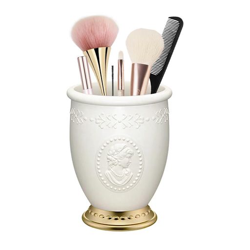 【貴族的な浮き彫りデザイン】:このメイクブラシホルダーは、精巧な貴族の浮き彫りデザインを採用しており、エレガントで贅沢な雰囲気を演出し、化粧台に高貴で優雅な雰囲気を添えます。 【レトロなスタイル】:レトロな要素を取り入れ、この化粧品収納ボッ...