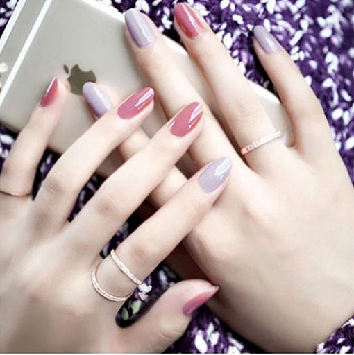 予備チップを含めて24枚入り+接着剤ステッカー。24枚の爪&amp;12別サイズ着用するのに適した10サイズを選択できます。今だけ、ネイルチップ用の両面テープもついているので何度でも、楽しめます!! 使いやすいチップ!やわらかくてヒビ割れし...