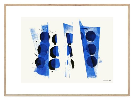 デンマークに拠点を置くポスター専門店THEPOSTERCLUB(ポスタークラブ)から、「BleuaPart02」のポスターが届きました。コペンハーゲンにある小さなデザインスタジオNomenStudioが手掛けます。NomenStudioのク...