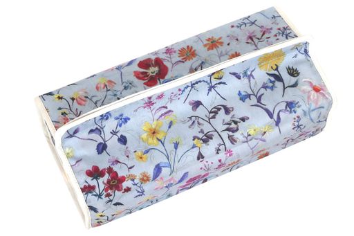 サイズ:約25x12x6.5cm 製品生産国:日本 仕様:マジックテープ(フック掛け用ループあり) 内側にラミネート加工を施しています。 柄の出方が商品によって異なります。