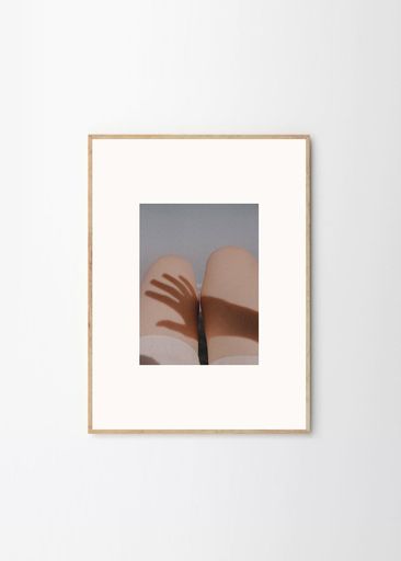 ジークレープリントという手法でPOSTERCLUBのために特別に作成されています。ジークレープリントとはフランス語で「吹き付けて色を付ける」という意味で、版を用いずに刷り上げるのが特徴です。デジタルデータを上質なナチュラルアート紙に印刷して...