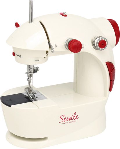 寸法(約):幅200x奥行115x高さ205mm、電源:交流式/乾電池式(単3形アルカリ乾電池4本【別売】)、質量(約):0.7kg、消費電力:5W、ライト:有、付属品:ボビンx6、糸通し、ミシン針、アダプタ、フットペダルスイッチ 初めてで...