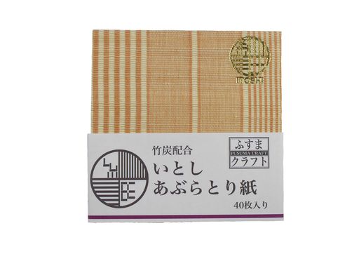 竹炭配合あぶらとり紙の特徴 紙の内側に塗布された竹炭が より多くの皮脂を吸収します 使用面の灰色が黒くなるまで皮脂を吸収します 表紙に襖紙を使用しました。(日本製) 表紙にデザイン豊かな素材を使用