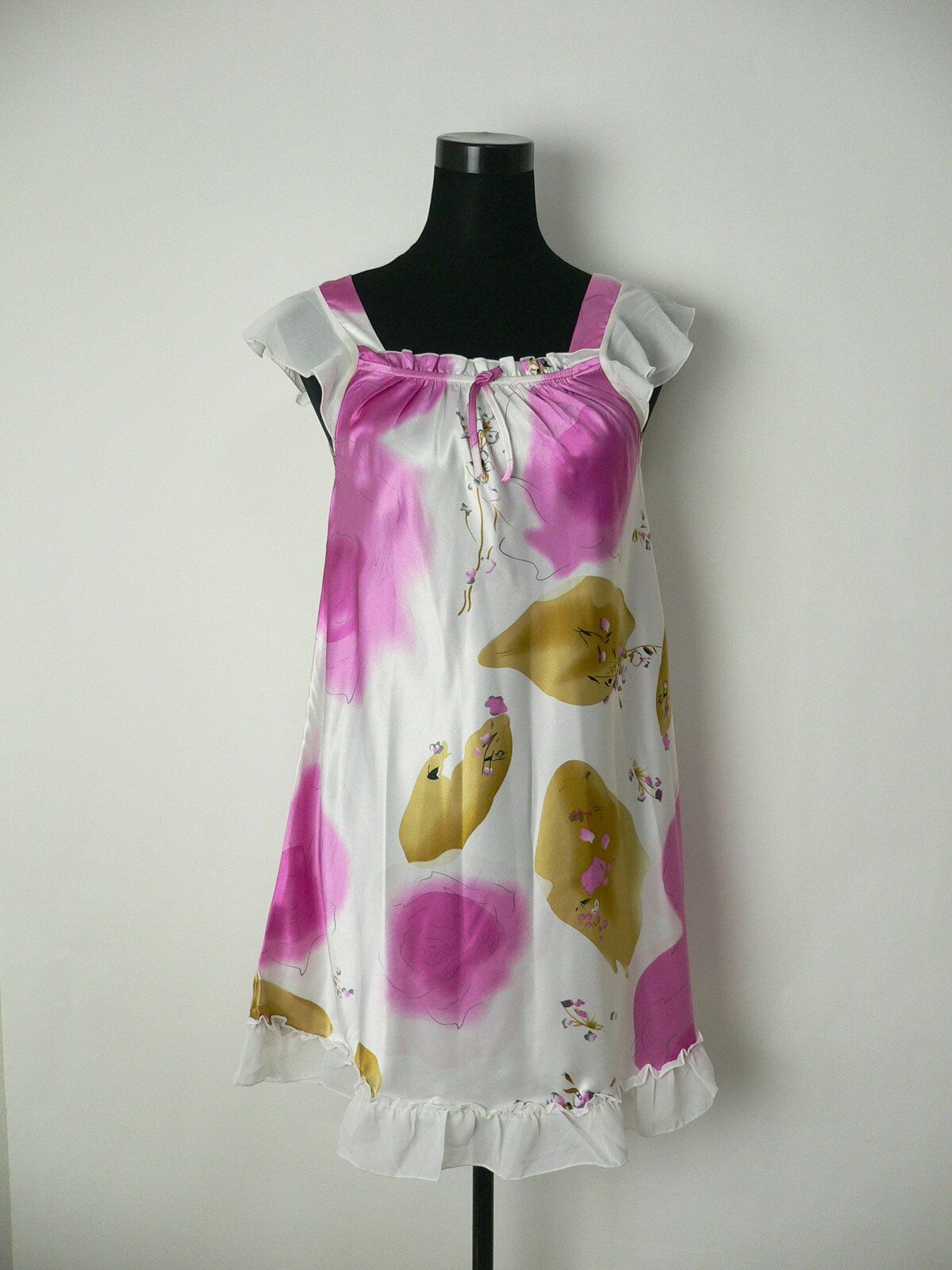 ＜商品仕様＞ ・サイズ：フリーサイズ（M〜L） ・着丈：約90cm/バスト：約92cm ・裏地なし ・素材：人工シルク 　（ポリエステルをシルク調に加工した生地） ・サイズは平置き採寸の実寸です ・メジャー採寸のため、多少の誤差はご了承くだ...