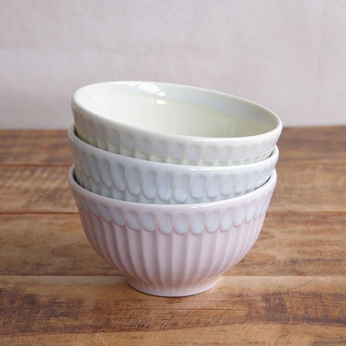 美濃焼 三郷陶器のお茶碗です。 淡いパステルカラーで、外側の側面には縦に筋のようなレリーフが入っています。 ふちから白っぽい釉薬がかけられ、垂れた釉薬で花びらのような模様ができています。 ご飯茶碗としてはもちろん、ヨーグルトやシリアル、スー...