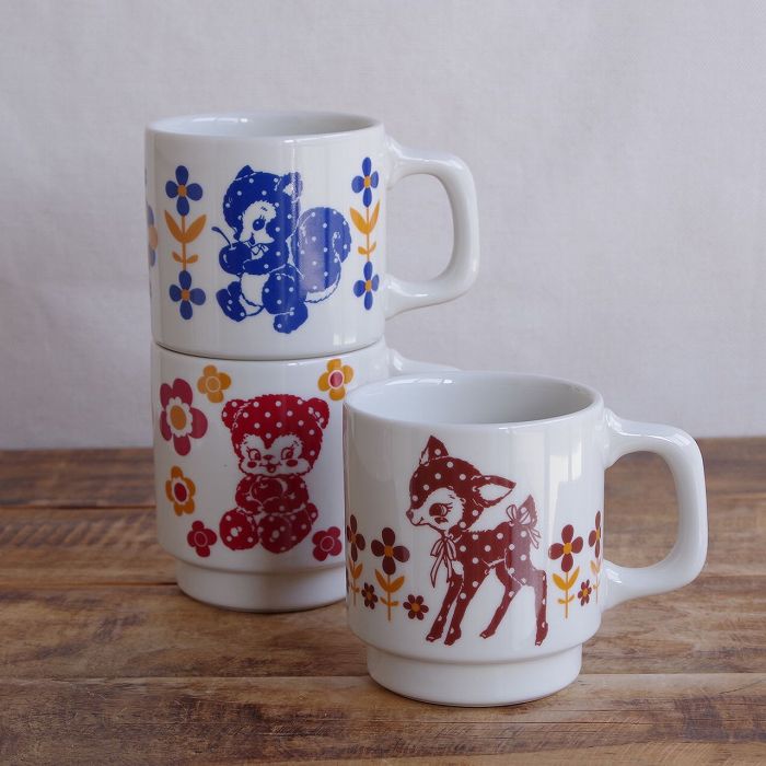 三郷陶器のマグカップです。 レトロなタッチと色使いでシカ、リス、クマの動物や花の絵柄が入ったマグカップです。 スタッキング可能なデザインで、たっぷり入るサイズ感です。 外箱付きでプレゼントにもおすすめです。 --- ■生産地：日本製 ■素材...