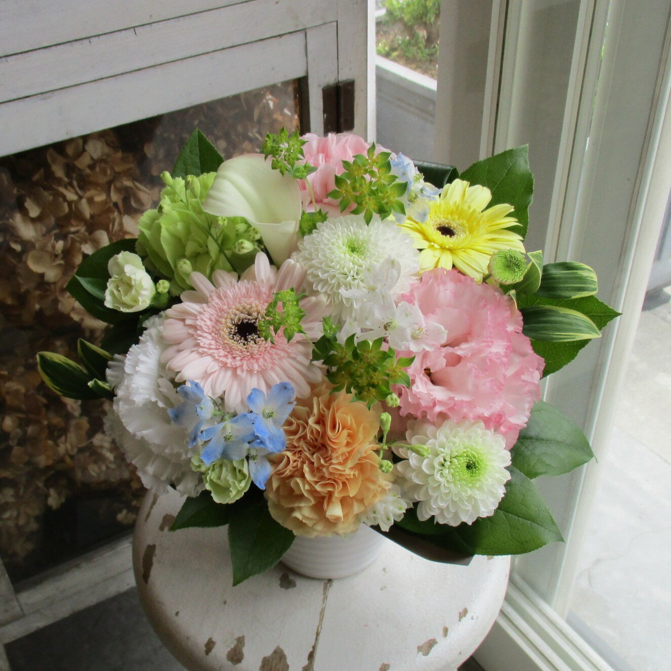 草楽（sora）オリジナルアレンジメント【キャンディーポット】 商品サイズ 幅×高さ 約25cm×約25cm 花材 やわらか色のお花 資材・ラッピング 硬質プラスティック器 おすすめご用途 【フラワーギフト】【誕生日】【結婚祝い】【結婚記念...