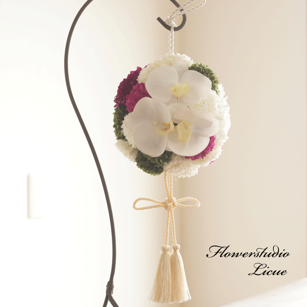 商品情報使用花材◎アーティフィッシャルフラワー　胡蝶蘭、ダリア、マムサイズ◎ボールブーケ：　直径約15センチメートル(紐部分：約18センチ)◎ブーケスタンド　【サイズ】（W24×D24×H50）　【素材】鉄制（肌ざわりはガザガザした感じです...