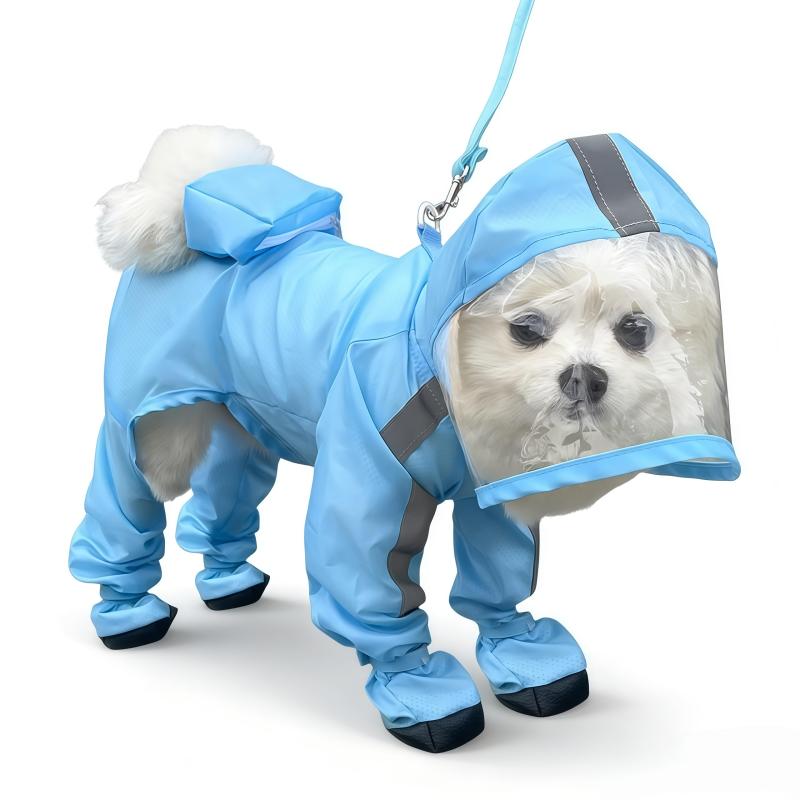 【お手入れ不要】犬用レインコート 靴一体型 スナップボタンで簡単着脱 透明フード＆反射テープ付き 5サイズ【雨の日も清潔＆簡単】：足元もすっぽりカバーする靴一体型だから、雨の日のお散歩後も足拭きが不要で、室内を清潔に保てます。背中のスナップ...