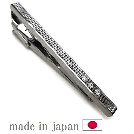 サイズ 横5.5cm×縦0.4cm 色 ガンメタ/スワロフスキ（クリア） 商品説明 ☆ケース入り。写真と多少の色の異なりはご了承下さい。 &nbsp; &nbsp; &nbsp; &nbsp;胸元を飾るためのネクタイピンですが、それだけでは...
