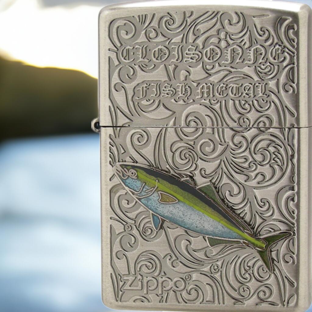 このZippoライターは、ヴィンテージ感あふれるデザインが魅力です。七宝メタル技法で描かれた海水魚のブリが、エレガントな印象を与えます。細部までこだわった彫刻が施されており、持つたびに特別な気分にさせてくれますよ。日常使いはもちろん、コレク...