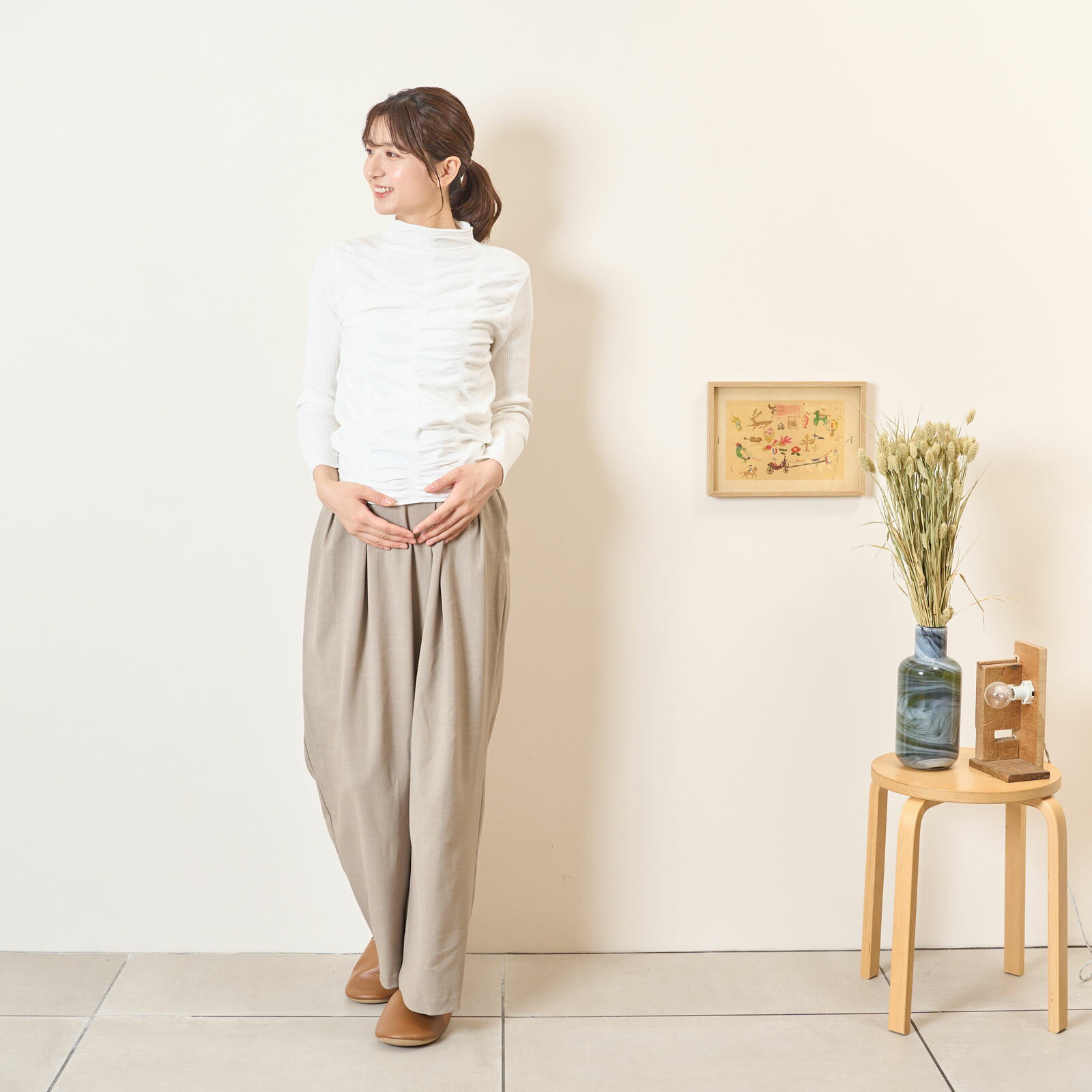 シャーリングによるくしゅくしゅ感がたまらない一枚です。 首元はボリュームの少ない、ボトルネックで大人っぽさを演出。 柔らかいニット素材は伸縮性があり、優しく体にフィットしてくれて、体型カバーも叶います。 カラーバリエーションも豊富なので、デ...