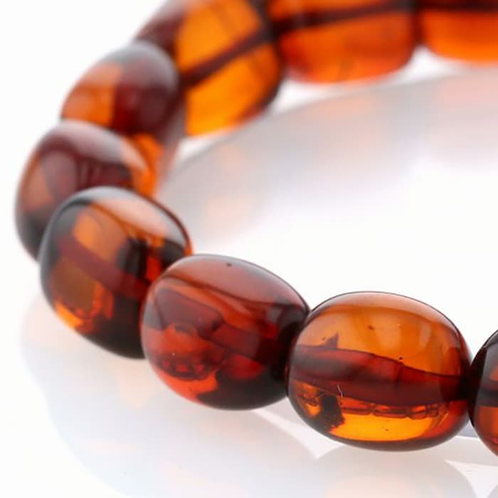 アンバー（琥珀）について透き通った蜂蜜色に輝く植物の雫（しずく）、アンバーは太古の昔の夢とロマンを閉じ込めた神秘的な石です。 日本では琥珀（こはく）と呼ばれ、古くから宝飾品として愛されてきました。 琥珀は純粋な鉱物ではなく、二千万年という遥...