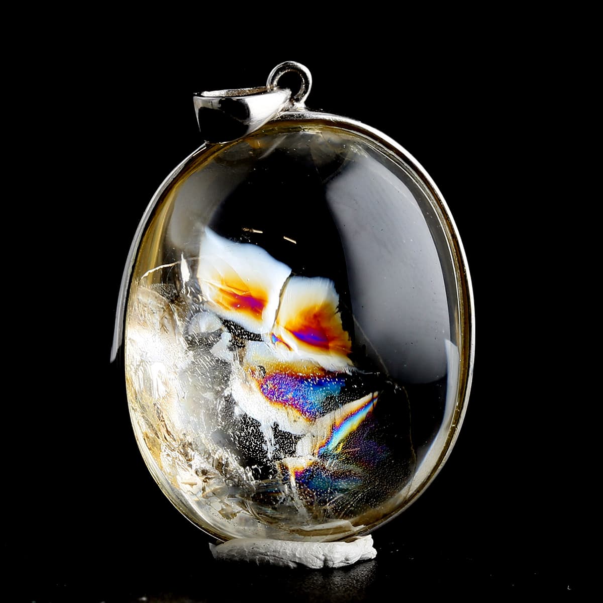 レインボー水晶について天然石の中でも、代表的な石である水晶は、古来より世界中で特別なパワーを持った石として伝わってきました。 水晶には主に ・ 悪いものを浄化し、守ってくれる『お守り』としての役割 ・ その人が本来持っている潜在能力を引き出...