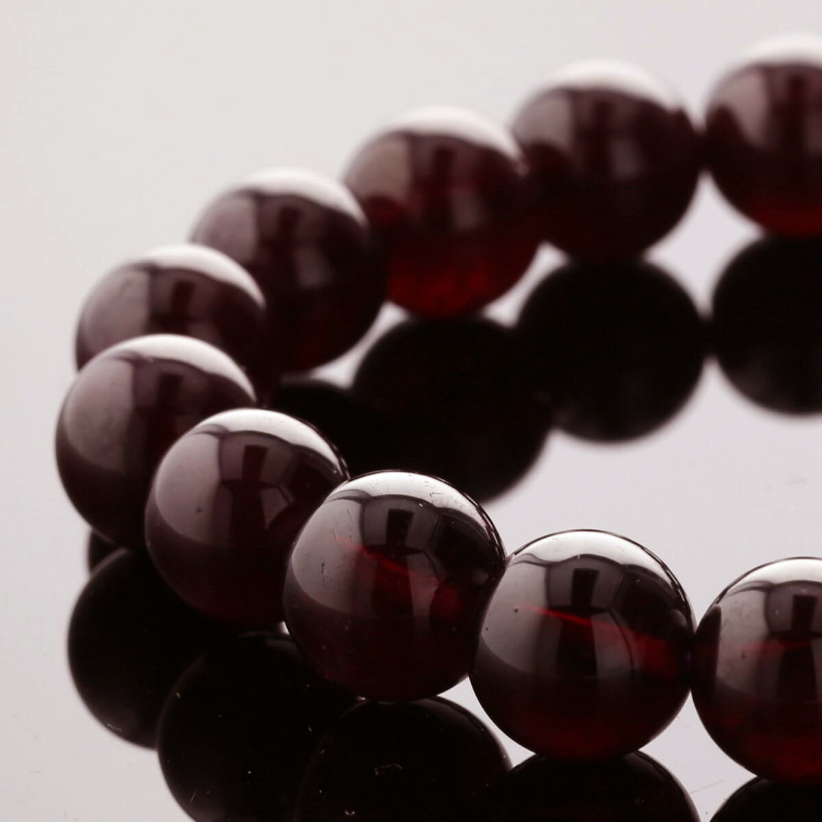 深みのある赤が美しい、ガーネットのブレスレット。 落ち着いた色合いの中に、内側から静かに輝くような艶を持ち、身に着けるほどにその魅力を感じていただける天然石です。 ガーネットは、古くから 情熱・継続力・実り を象徴する石として大切にされてき...