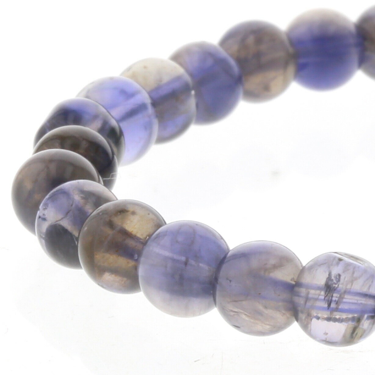 このアイオライトという石、個人的に好きです。 無限実行のような、静かなたたずまい。 以前から一辺倒なたとえでお恥ずかしいのですが、深い海の底のような夜空のような声にならない声を連想させてくれます。 アイオライトは、夢や目標、自分らしさをまだ...