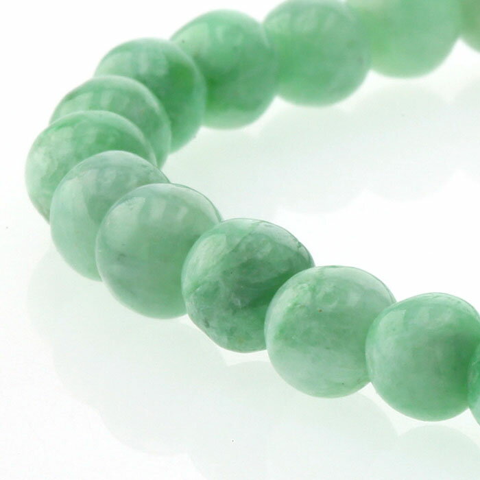 翡翠 （ひすい）について古くから東西問わず世界中の様々な民族が『魔法の石』として代々受け継がれてるほどに大切にされてきた翡翠。 日本でも縄文時代の遺跡などから勾玉（まがたま）や装飾品として見つかっており、馴染みの深い石です。 また中国では玉...