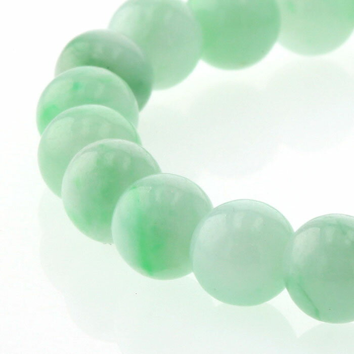 翡翠 （ひすい）について古くから東西問わず世界中の様々な民族が『魔法の石』として代々受け継がれてるほどに大切にされてきた翡翠。 日本でも縄文時代の遺跡などから勾玉（まがたま）や装飾品として見つかっており、馴染みの深い石です。 また中国では玉...