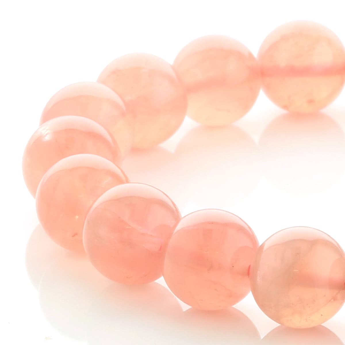 ローズクォーツについて美しい優しいピンク色のもやを思わせるロマンティックな石、ローズクォーツ。 この石は別名、愛と美の女神「アフロディーテの石」とも呼ばれ、真実の愛と美的感覚を育むパワーを持っていると言われています。 数ある天然石の中でも、...