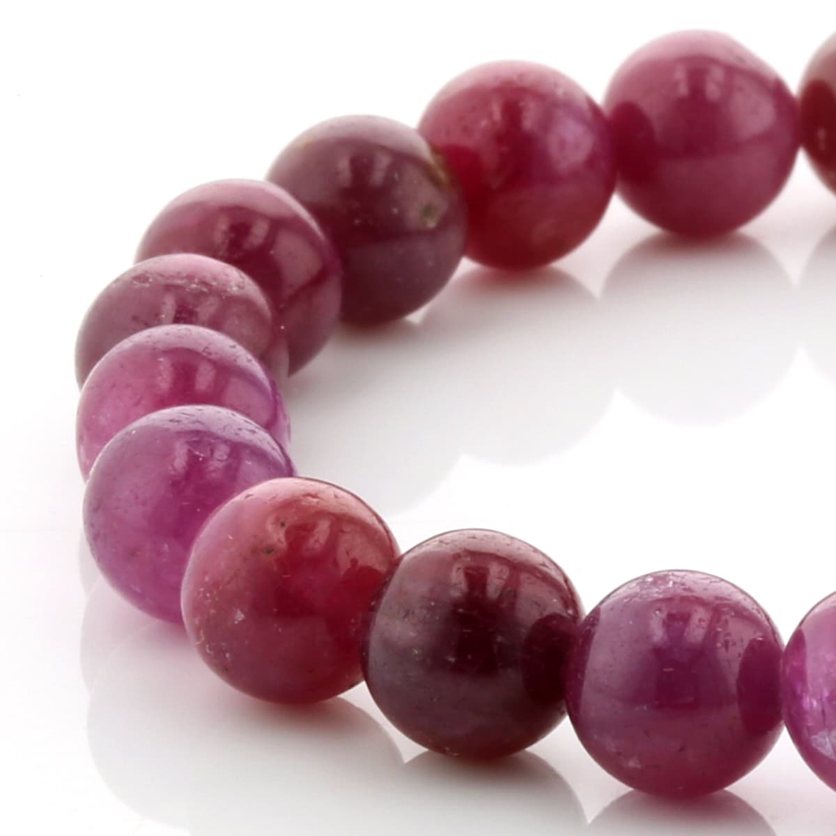 ルビーについて燃える炎を閉じ込めてしまったような朱色に輝く宝石、ルビー。7月の誕生石でもあります。 その名はラテン語の赤を意味する『ルベウス』からきています。 宝石としては言わずと知れた天然石ですが、古くからスピリチュアルストーンとして扱わ...