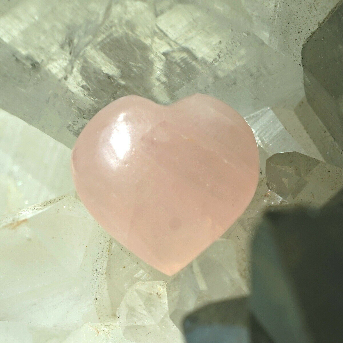 内容量 天然石1個、ポーチ1個 注意事項 ・天然素材ですので写真はサンプルとなります。 ・大きさ、形は様々です。 ・色味や模様はそれぞれ異なります。 ・傷や欠け、汚れが多少ございます。 ・石の形状や色味についてのご要望、ご選択は不可となりま...