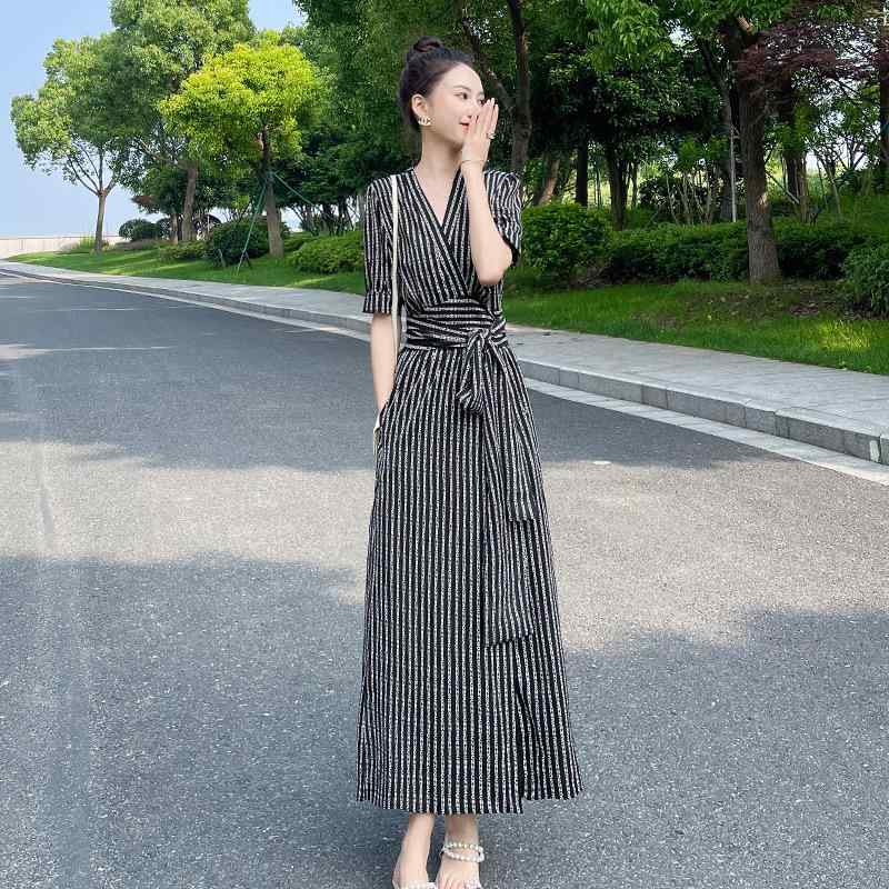 ・カテゴリ: 連衣裙・スタイル: 清新甜美・主な素材: 涤纶30%以下、涤纶50-70%・柄: 印花・首元: V字领・袖丈: 短袖・袖型: 喇叭袖・ウエスト: 松紧腰・スカート丈: 長裙・スカート型: 公主裙・カラー展開: 黒色・サイズ展開...
