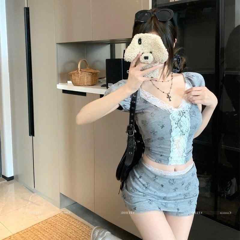 ・カテゴリ: 休闲套装・スタイル: 御姐风・主な素材: 聚酯纤维・主な素材: 氨纶・スカート丈: 超短裙・流行要素: 纯色,蕾丝・袖丈: 无袖・袖型: 公主袖・カラー展開: 灰色・サイズ展開: S,M,L,XL