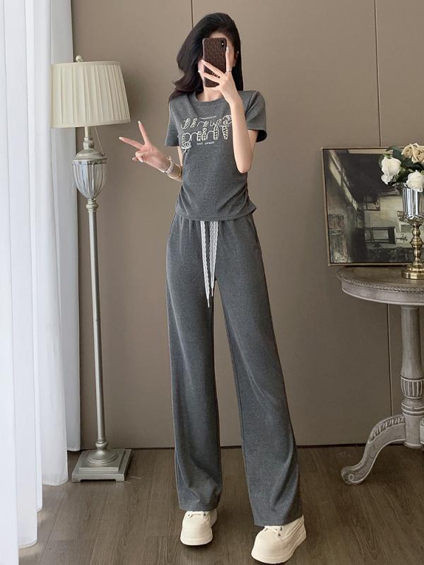 ・カテゴリ: 休闲套装・スタイル: 日韩休闲・主な素材: 涤纶70-80%、氨纶・カラー展開: 深灰色、浅灰色・サイズ展開: S、M、L、XL、XXL・パンツ丈: 長裤・袖丈: 長袖・袖型: 常规袖・流行元素: 立体装饰・工艺: 钉钻・套装...